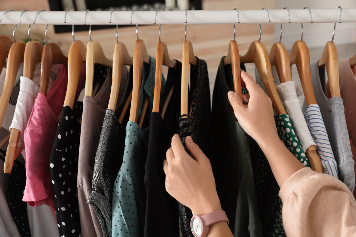 How Your Clothes Are Poisoning You with Microplastics - Myersdetox.com